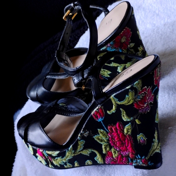 Guess | Shoes | Guess Platform Sandals With Unique Platform Design Size ...